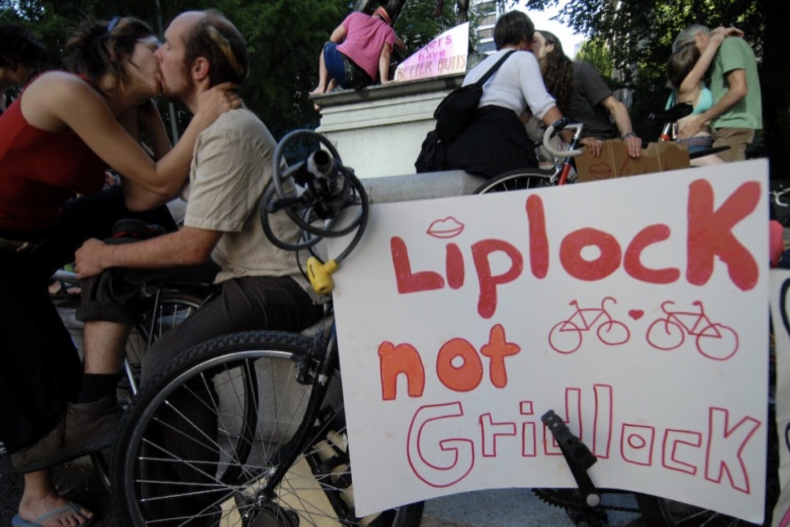 Making a point while making out at the Bike Kiss-in – BikePortland