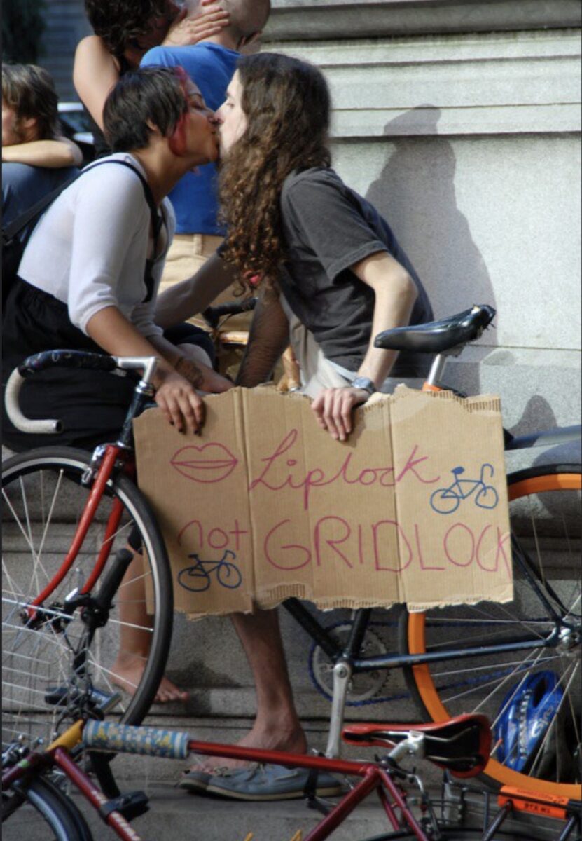 Making a point while making out at the Bike Kiss-in - BikePortland