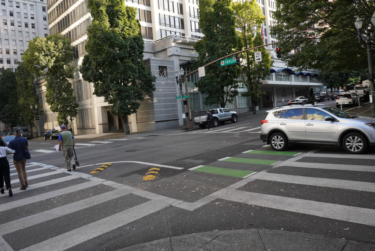 First Look: SW Broadway bike lanes finally complete protection puzzle ...
