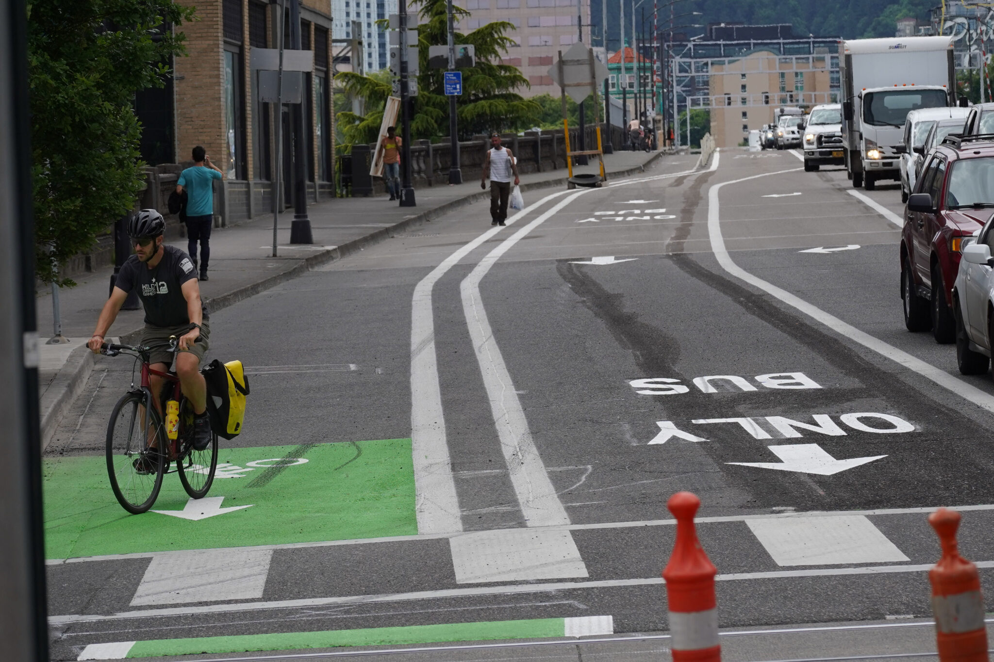 East Burnside now has a bus-only lane and a better bike lane – BikePortland