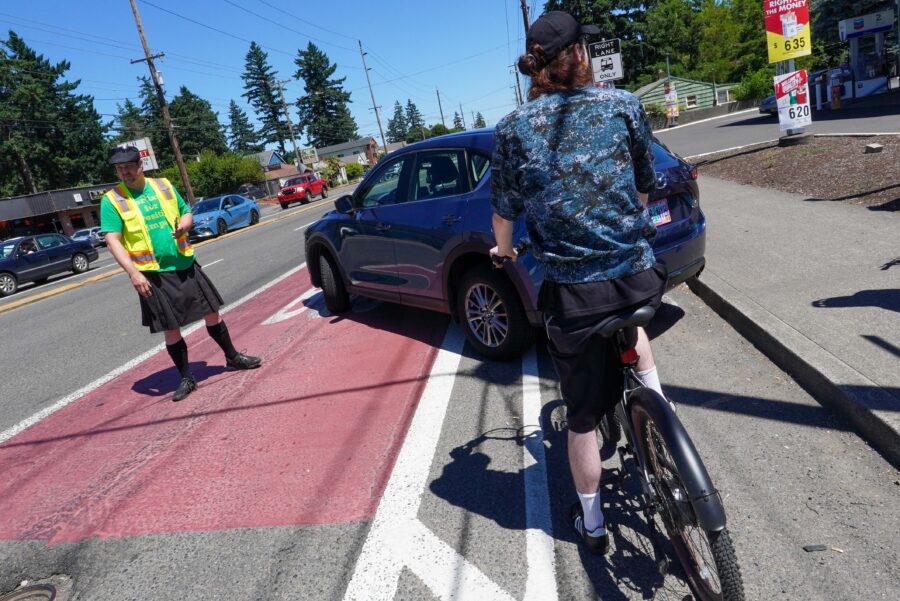 Protestor blocks bus and bike lanes on Division with his car – BikePortland