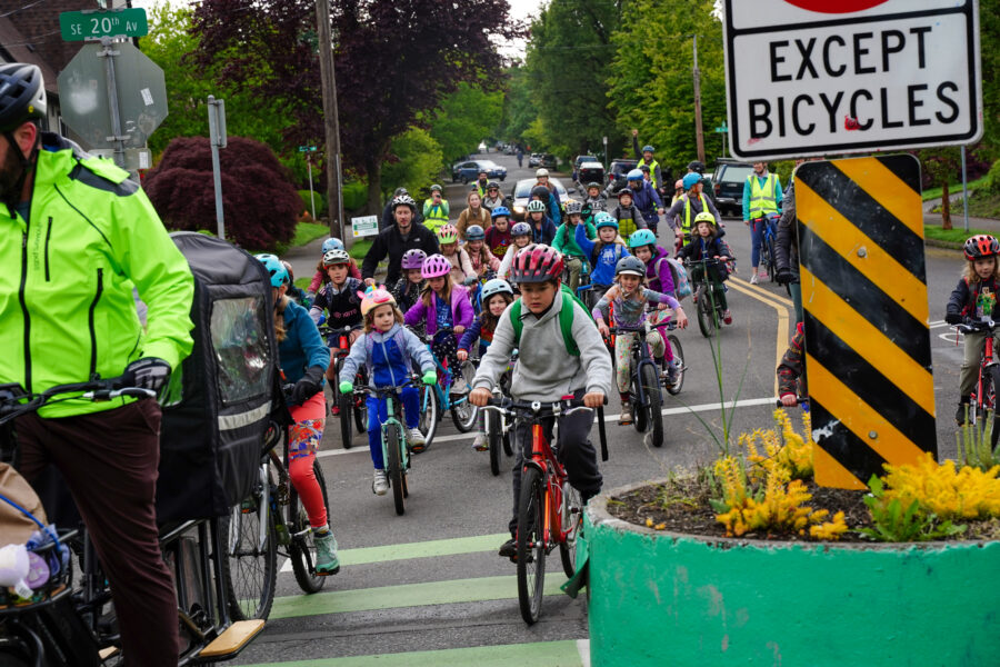 Portland’s bike buses swell on Walk and Bike to School Day – BikePortland