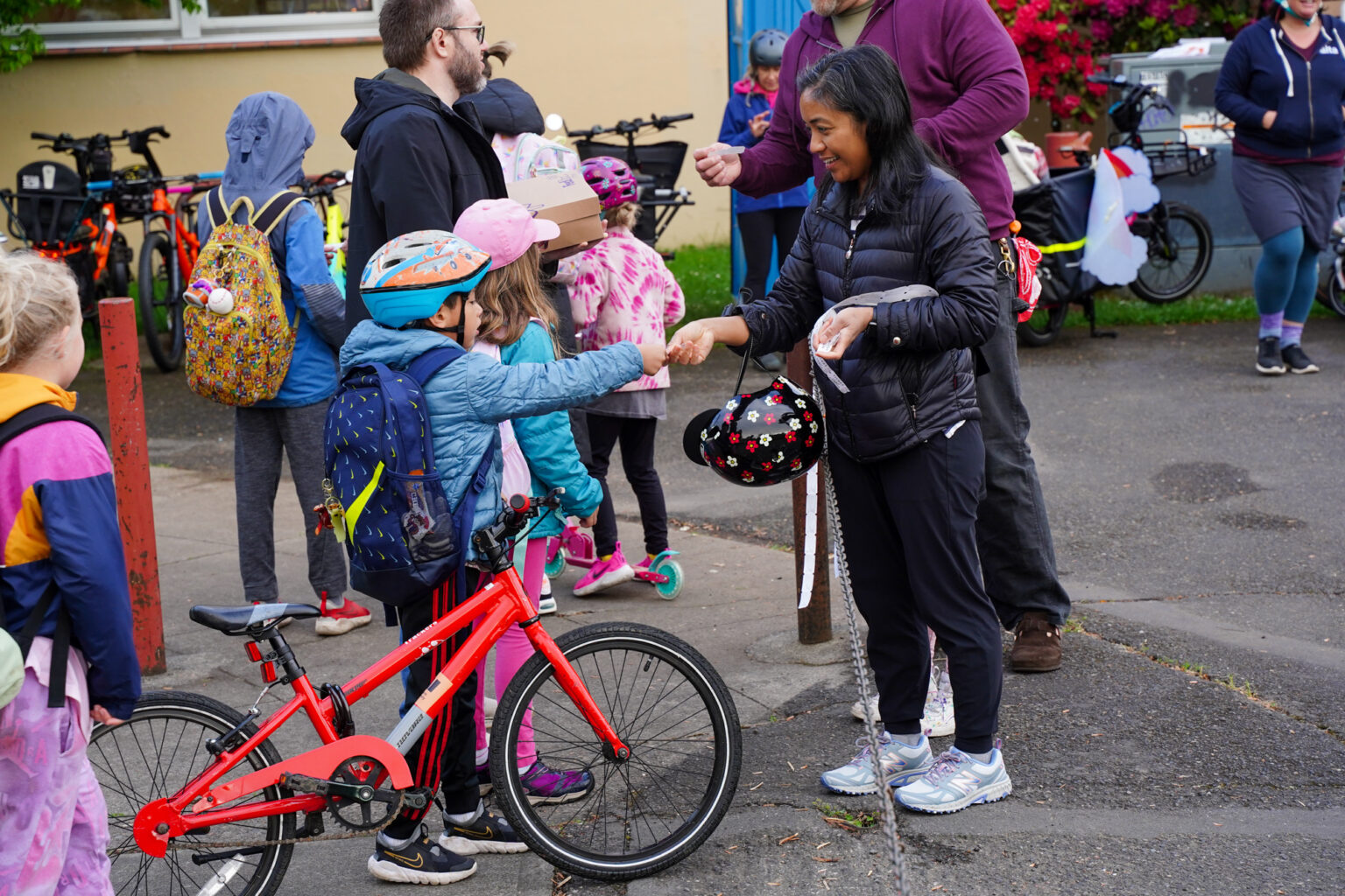 Portland’s bike buses swell on Walk and Bike to School Day – BikePortland