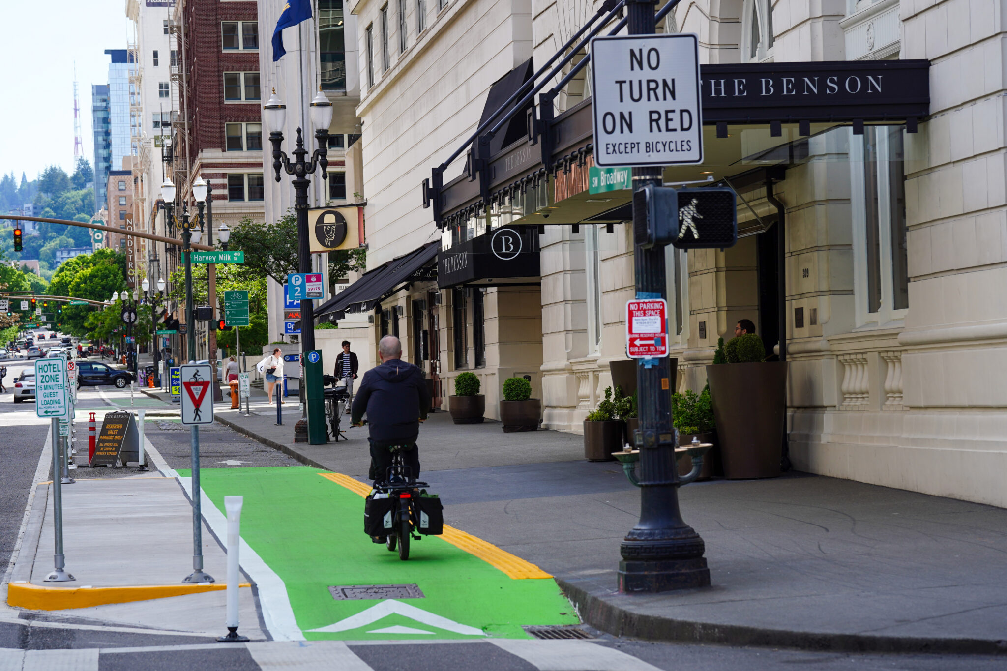 Loading platforms a big upgrade for SW Broadway – BikePortland