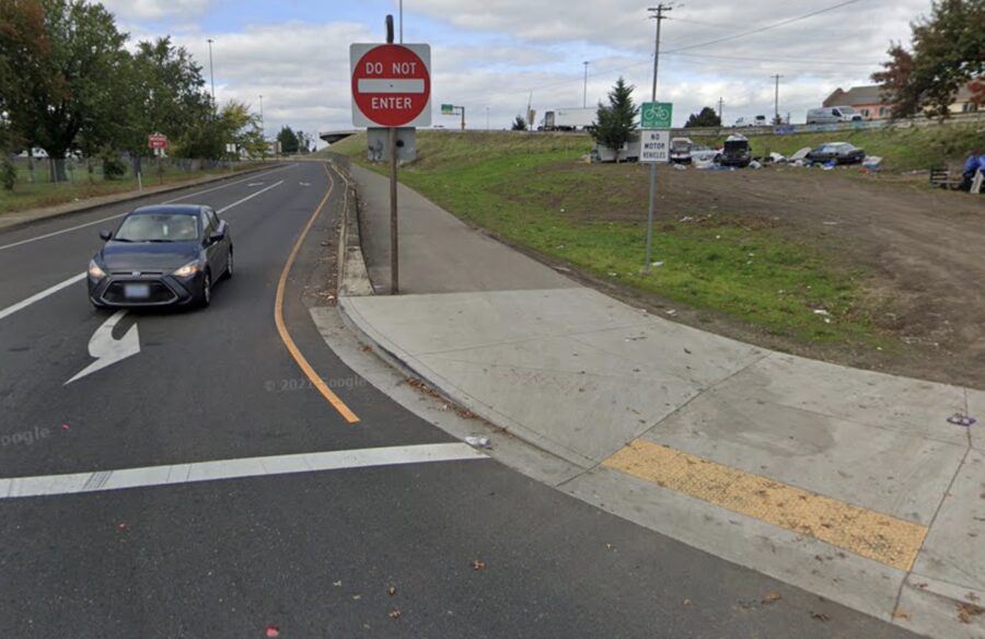 Car driver speeds onto bike path adjacent to I-5 – BikePortland