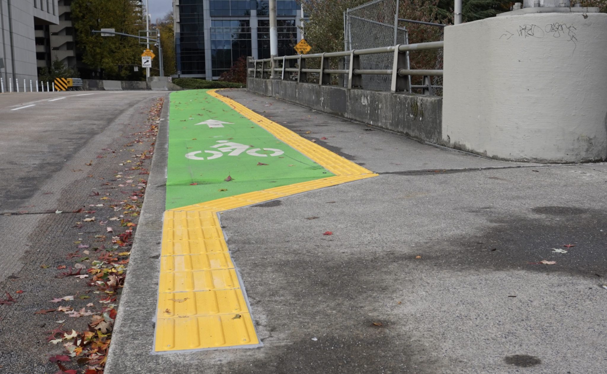 A serious fall on Hawthorne Bridge plastic bumps is a cautionary tale – BikePortland