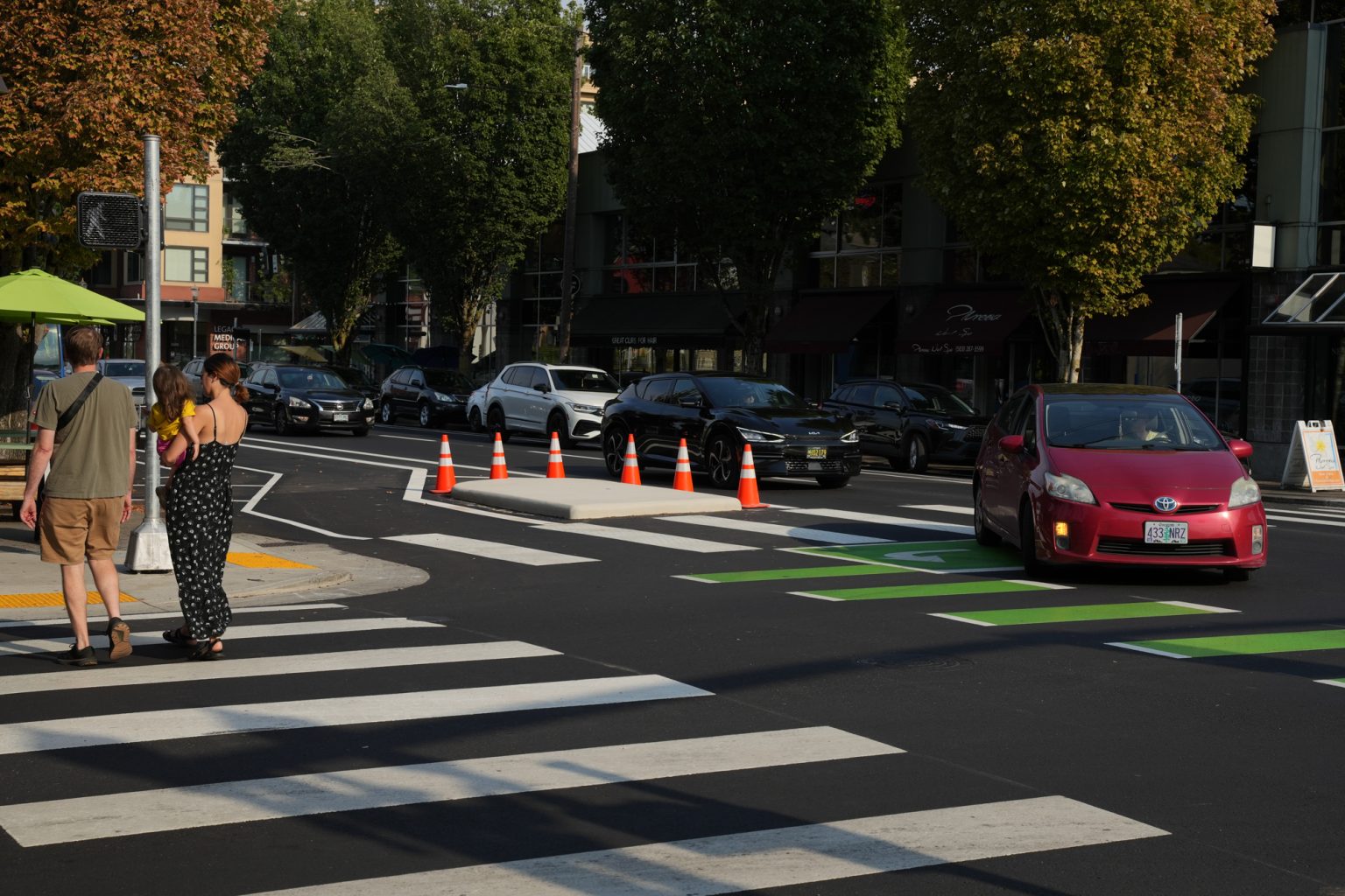 First look at new bike lane — and one less car lane! — on NE Broadway ...